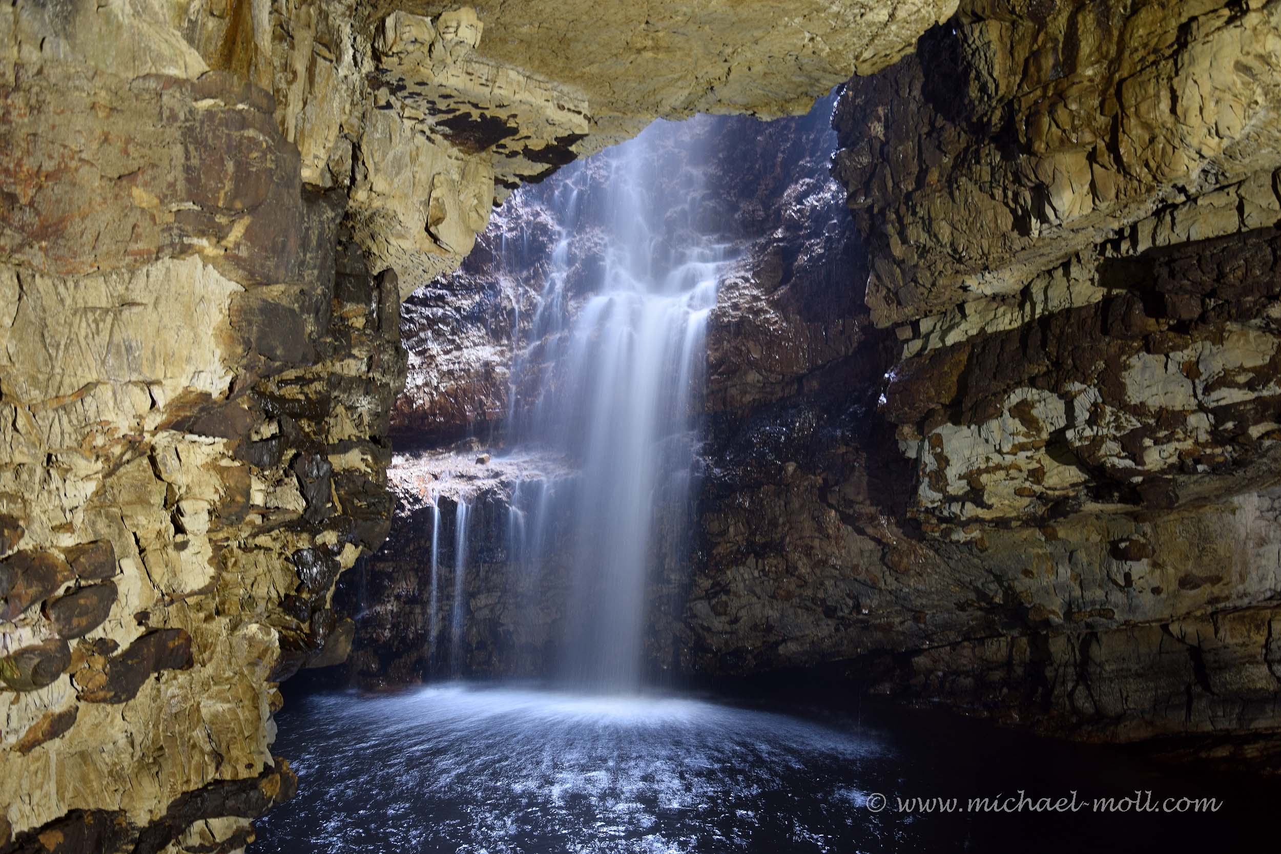 Wasserfall in der Smoo Cave - Die Weltenbummler