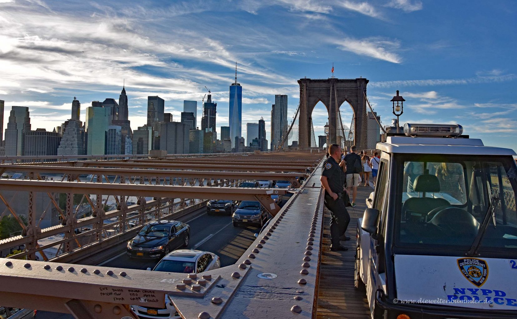 Spaziergang über die Brooklyn Bridge in New York