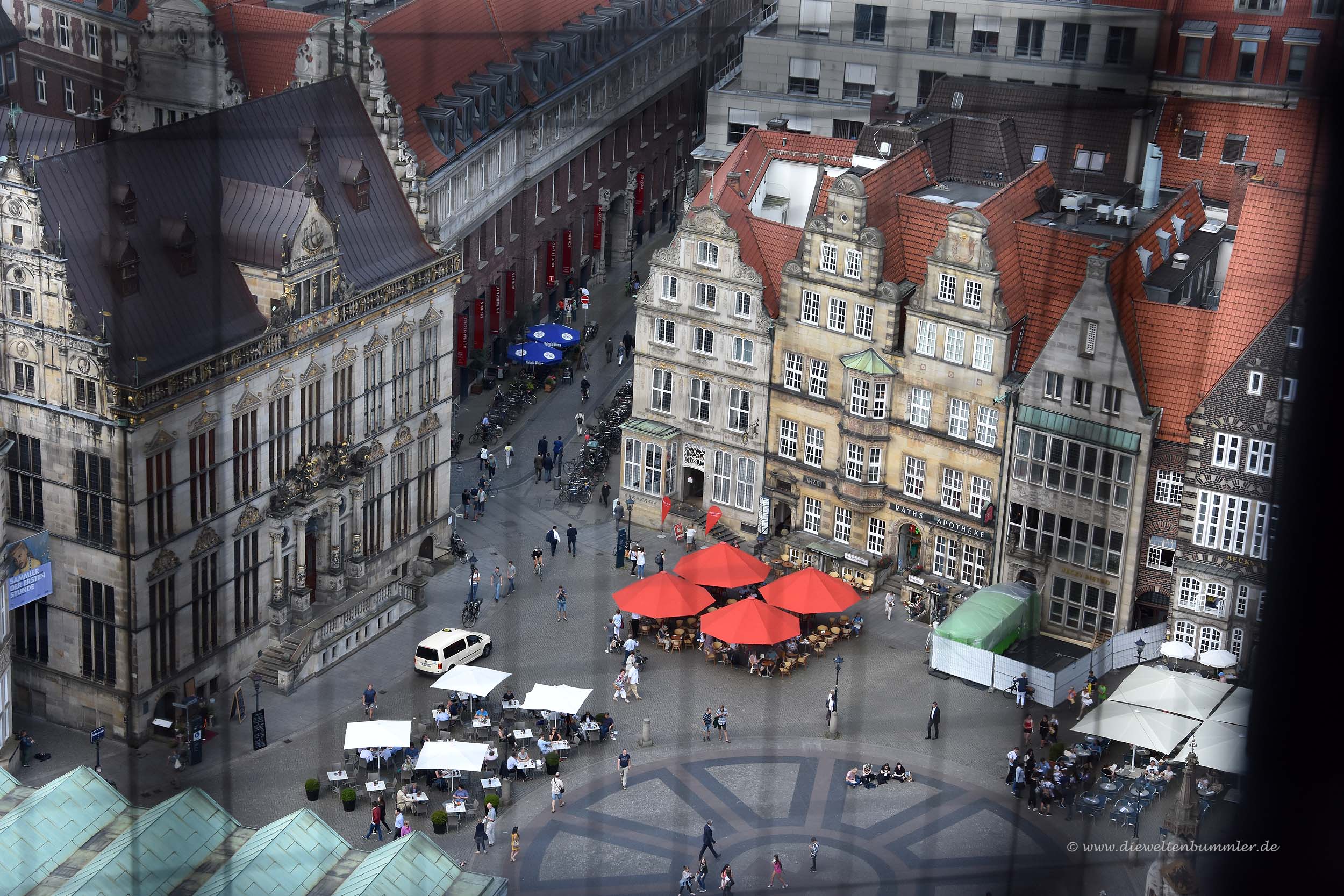 Ausblick durch ein Gitter - Die Weltenbummler