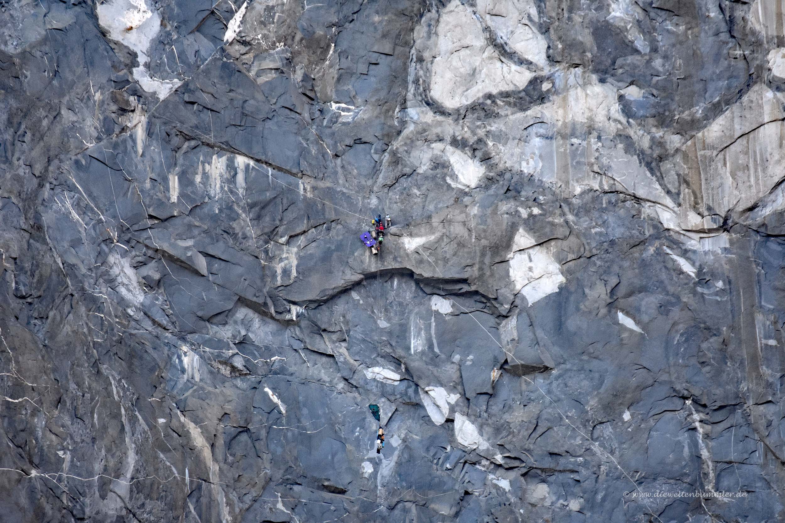 Kletterer in der steilen Felswand - Die Weltenbummler
