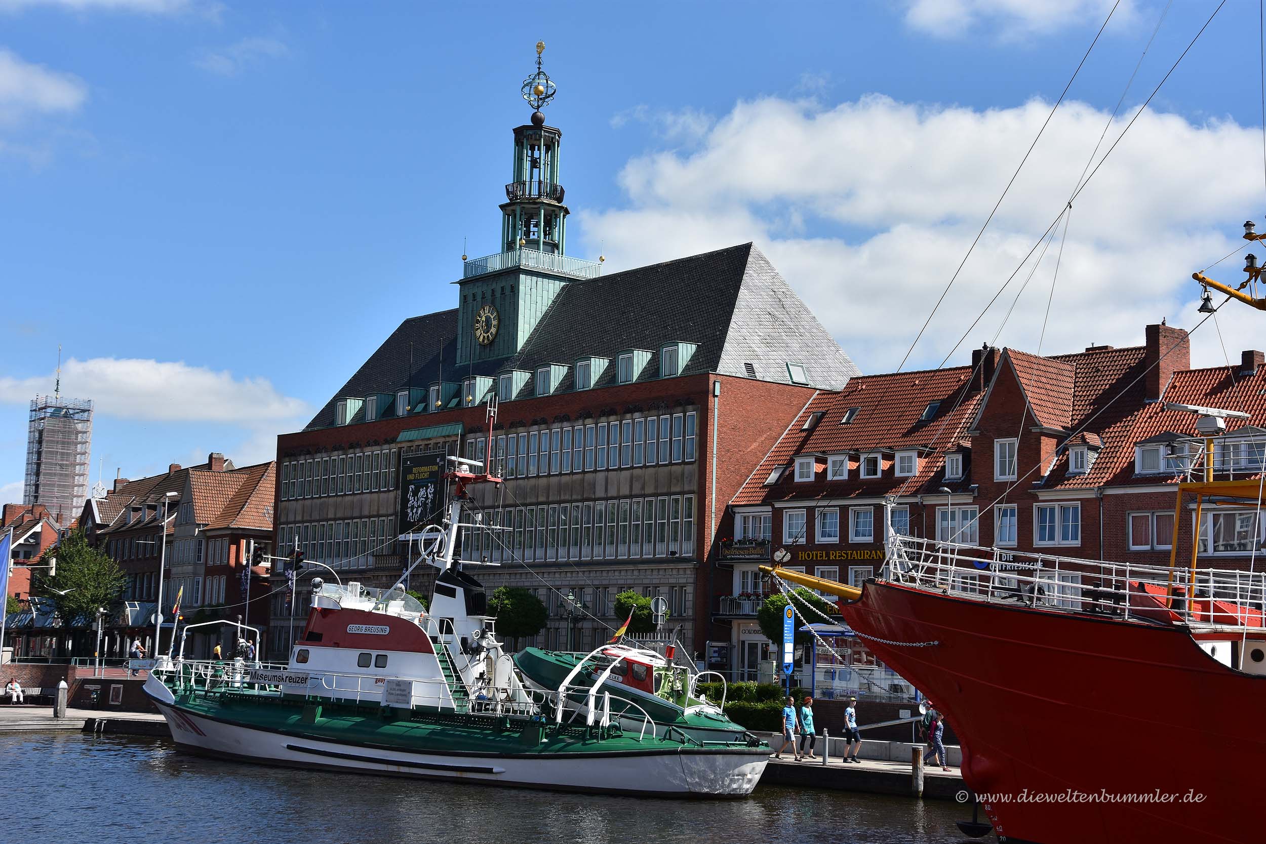 Emder Rathaus mit Hafen - Die Weltenbummler