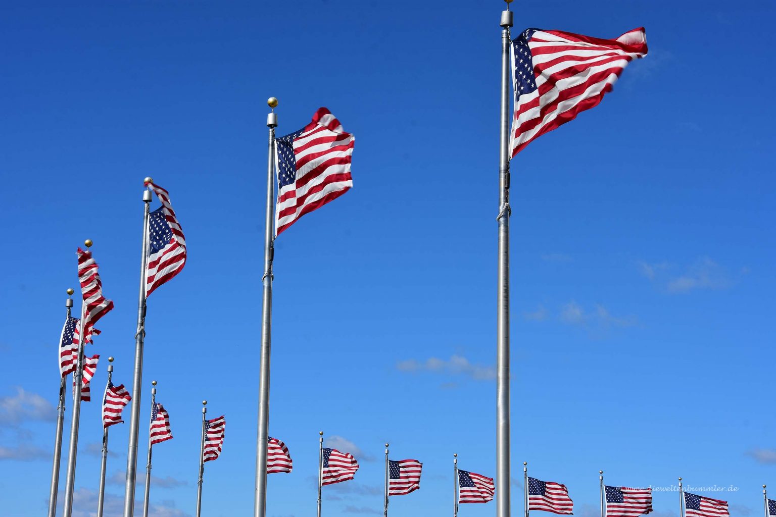 Amerikanische Flaggen rund um das Monument - Die Weltenbummler