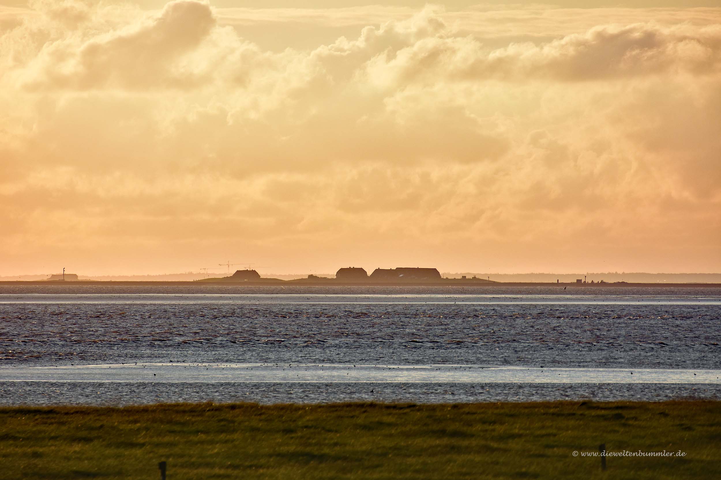 Warften auf der Hallig Gröde - dahinter Langeneß und Föhr - Die ...
