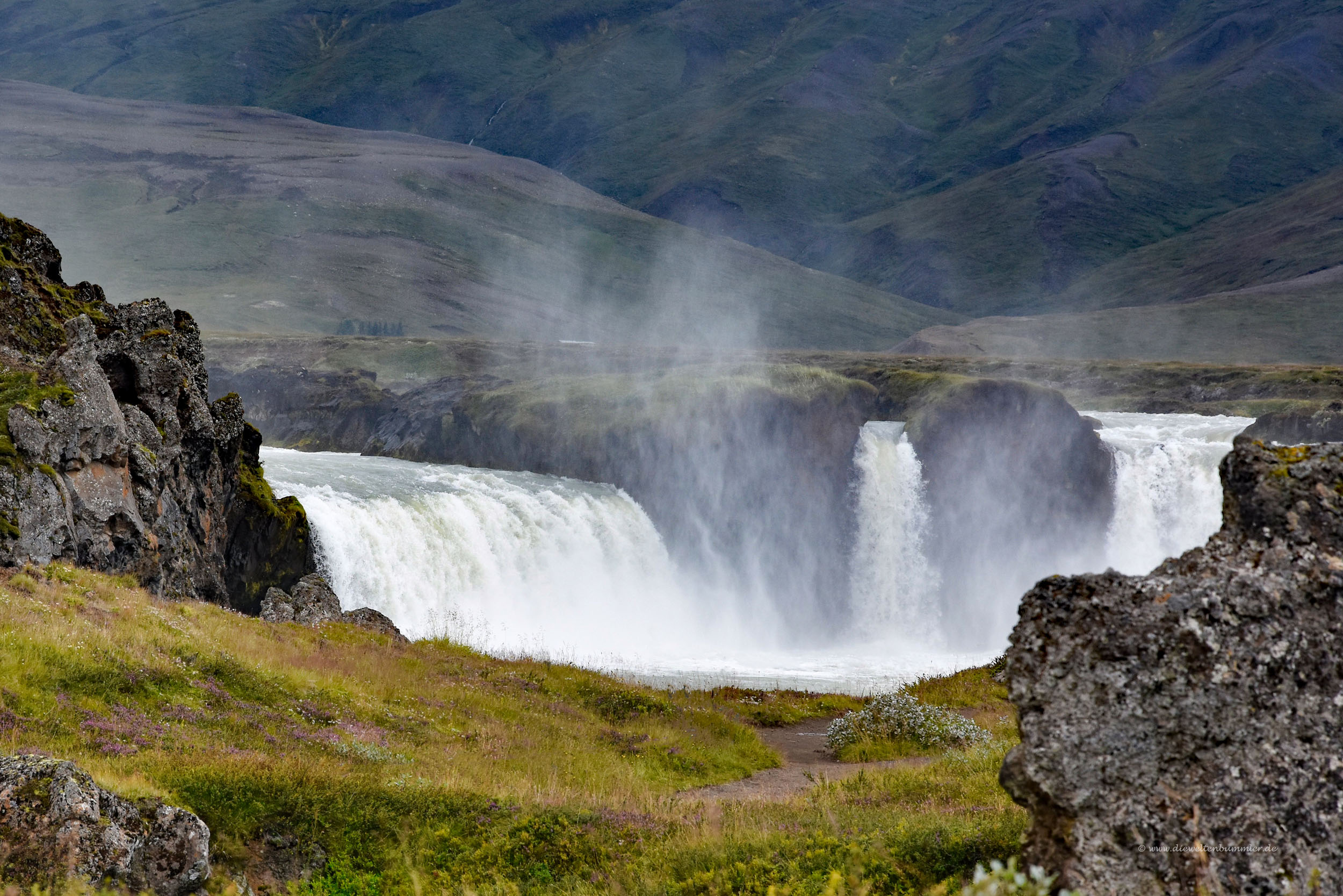 Der Wasserfall Goðafoss in Island - Die Weltenbummler